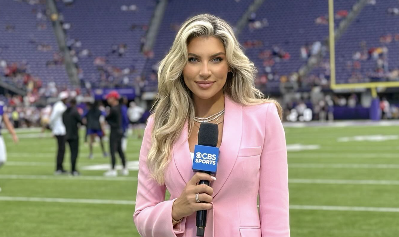 20 Photos of Top Female Media Personality, Melanie Collins